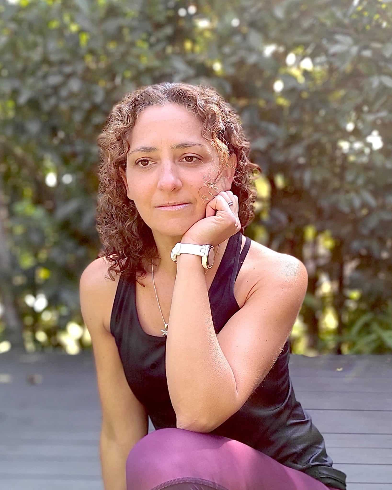 Torta rellena de crema de chocolate y salsa de berries - Kinu Coaching ...